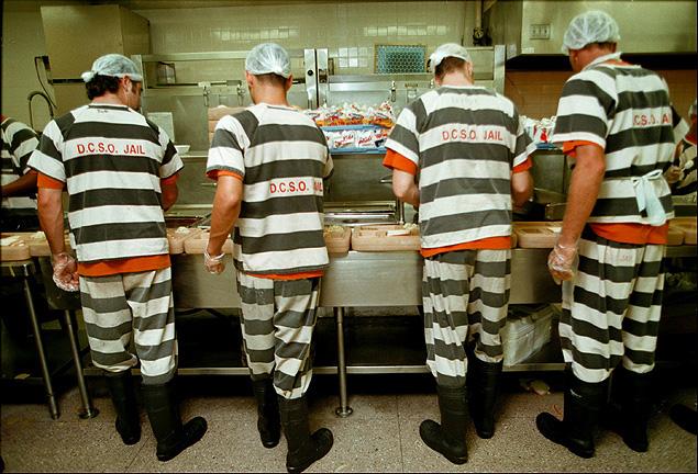 250 prisoners in Quebec City ill with food poisoning | barfblog