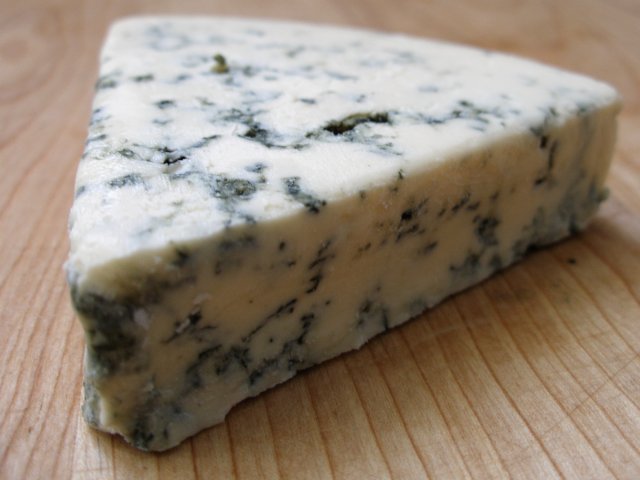 Ontario resident struck with listeriosis linked to blue cheese | barfblog